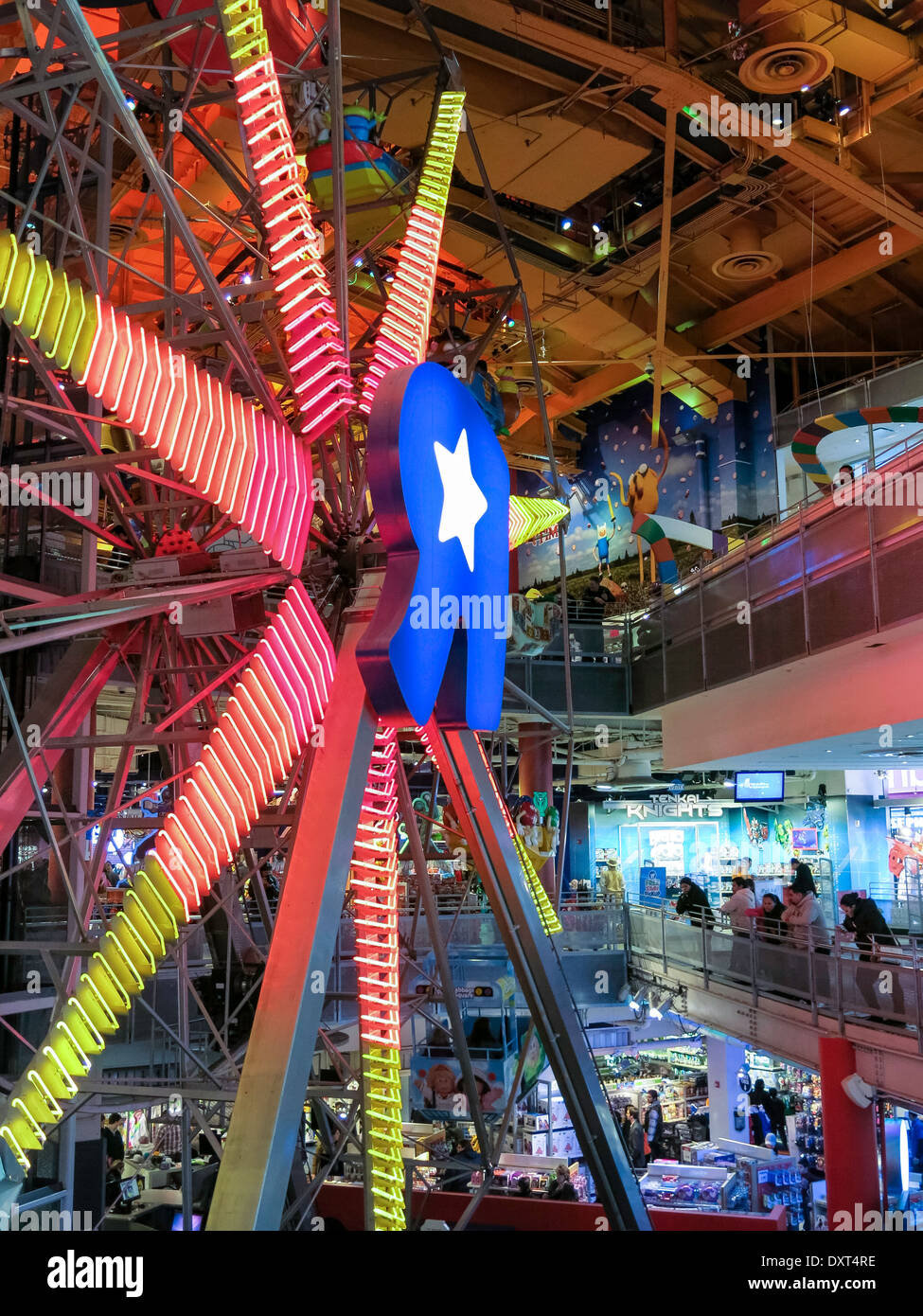 Ferris wheel toys r us store times square hi-res stock photography and ...