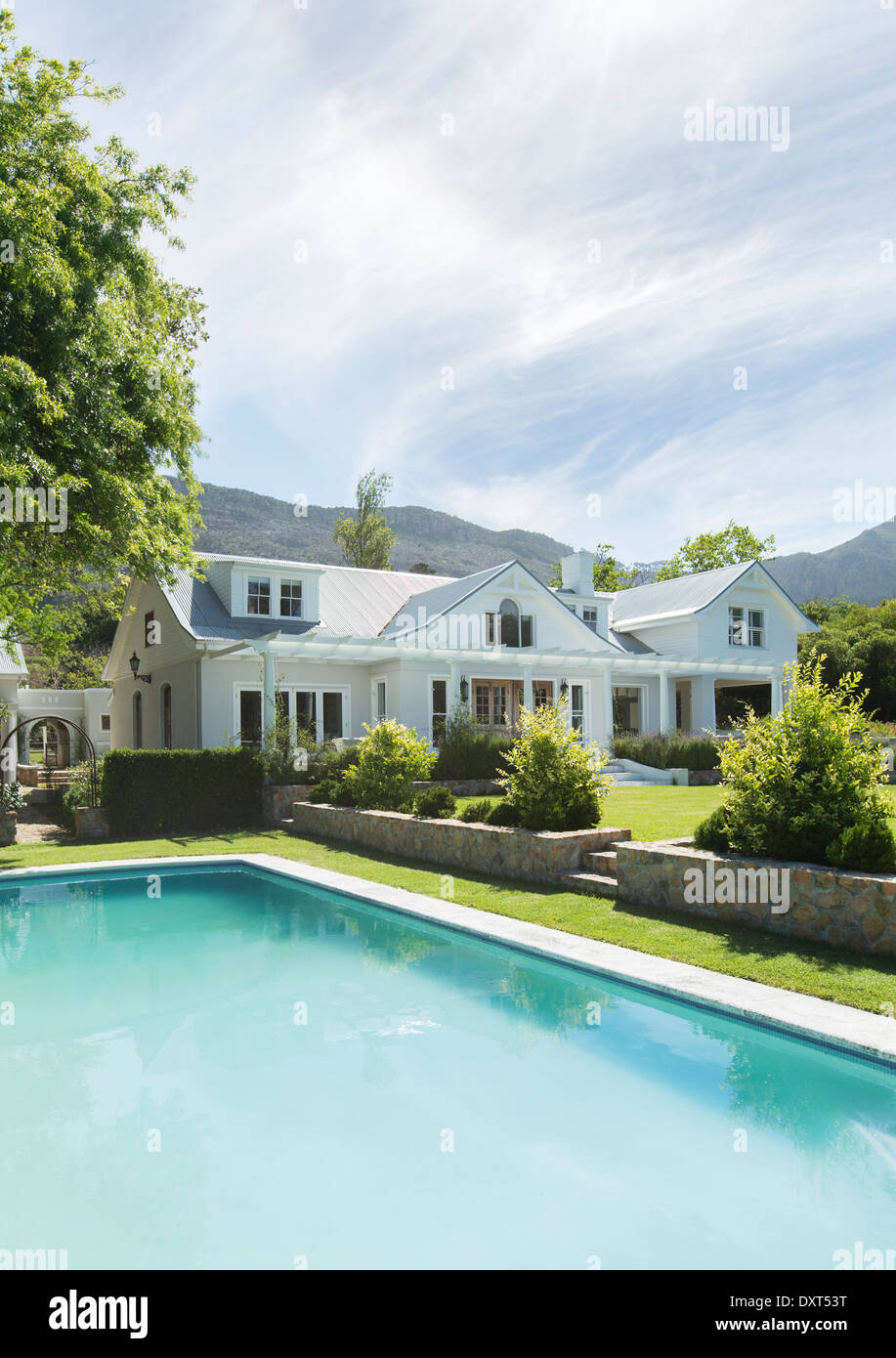 Luxury house and swimming pool Stock Photo - Alamy