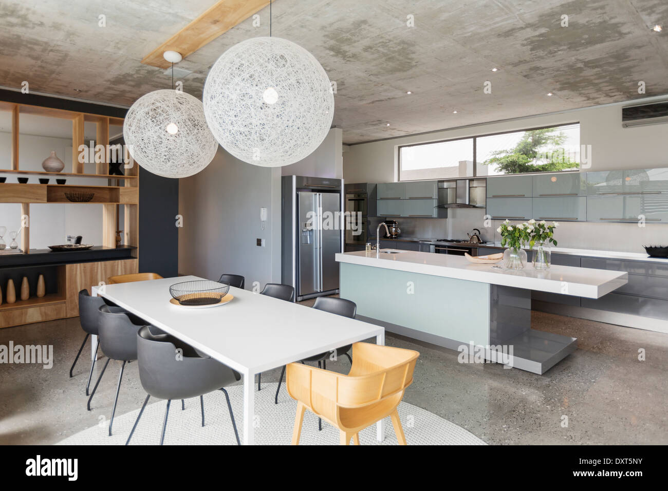 Modern dining room and kitchen Stock Photo - Alamy