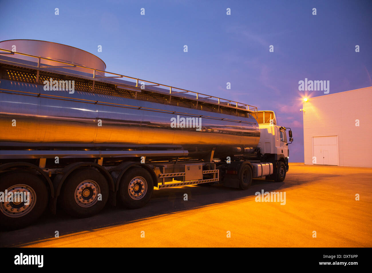 Milk tanker hi-res stock photography and images - Alamy