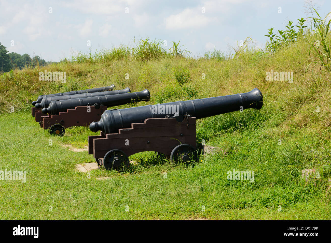 Revolutionary war cannons at Yorktown Battlefield National Park ...