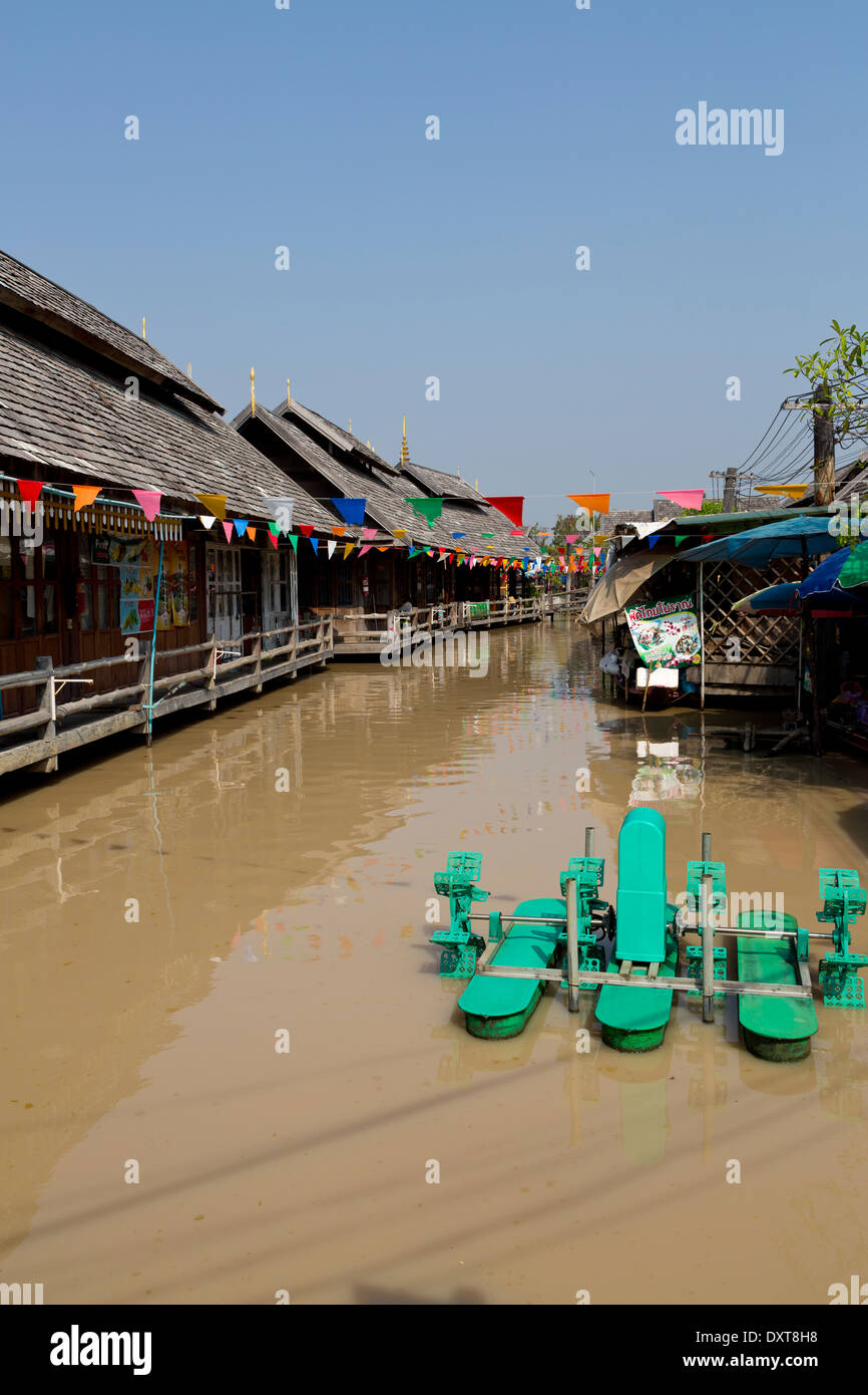 View over the Floating Market in Pattaya, Thailand Stock Photo - Alamy