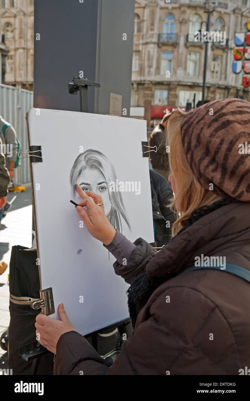 An artist drawing in Leicester Square Stock Photo - Alamy