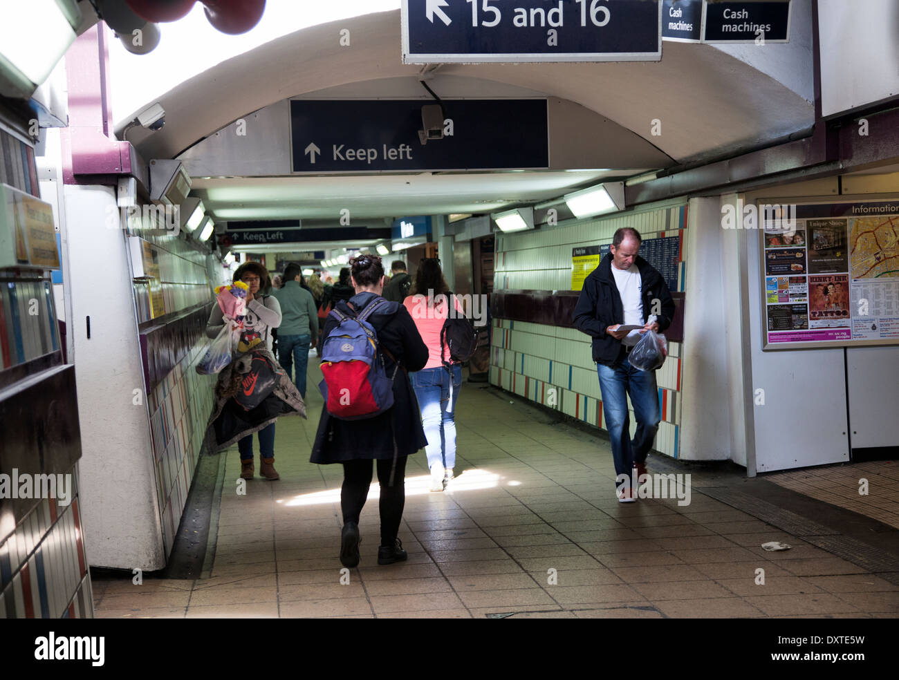 Commuters at clapham junction station hi-res stock photography and ...