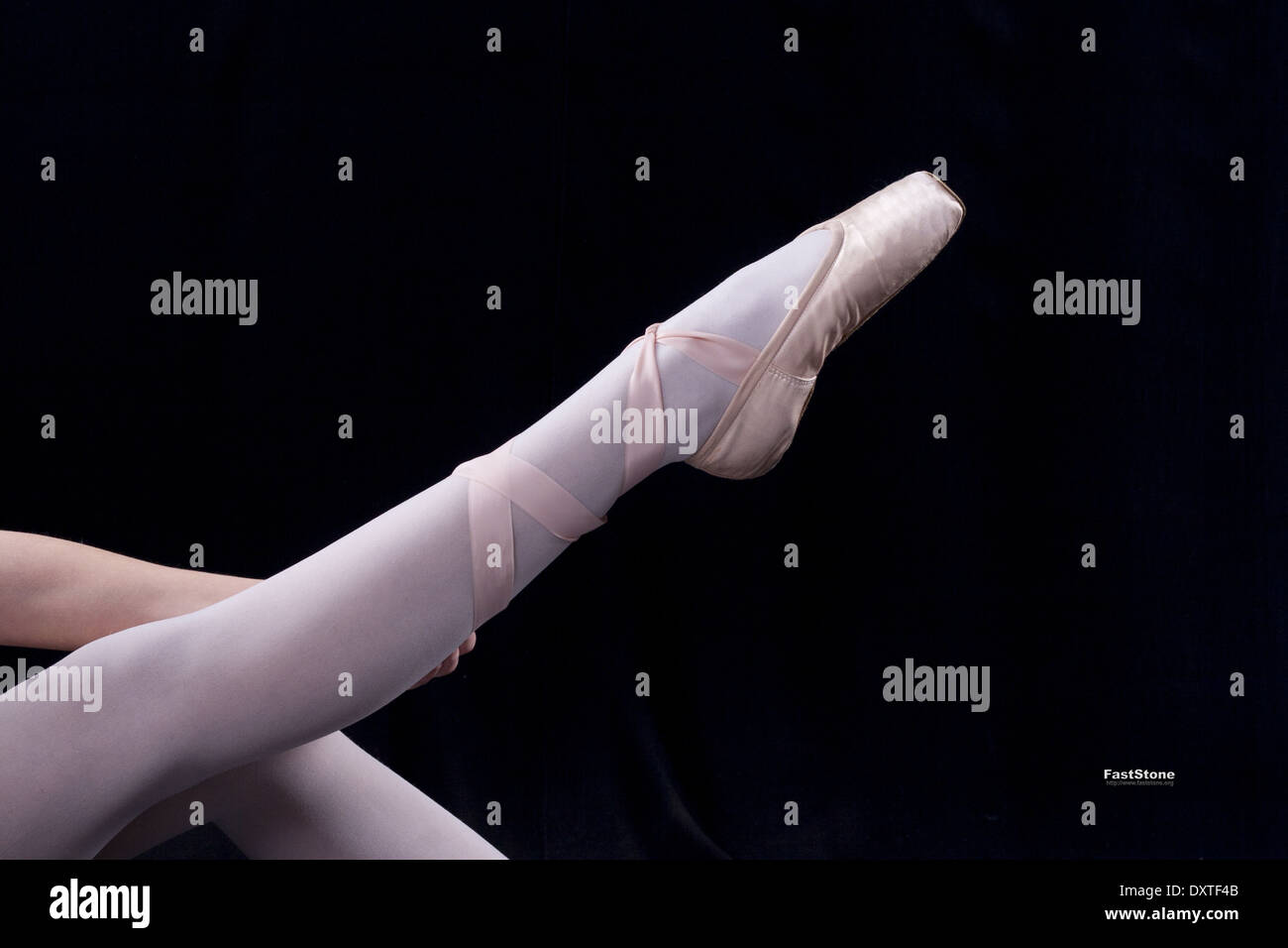 Ballet dancer en pointe silhouette hi-res stock photography and images ...