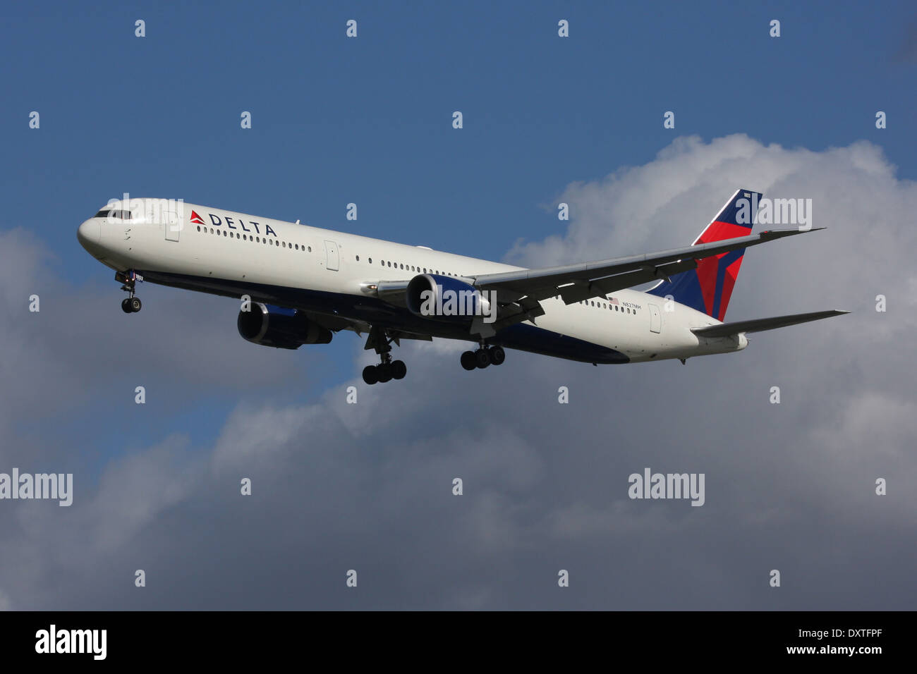delta boeing 767 400 Stock Photo - Alamy