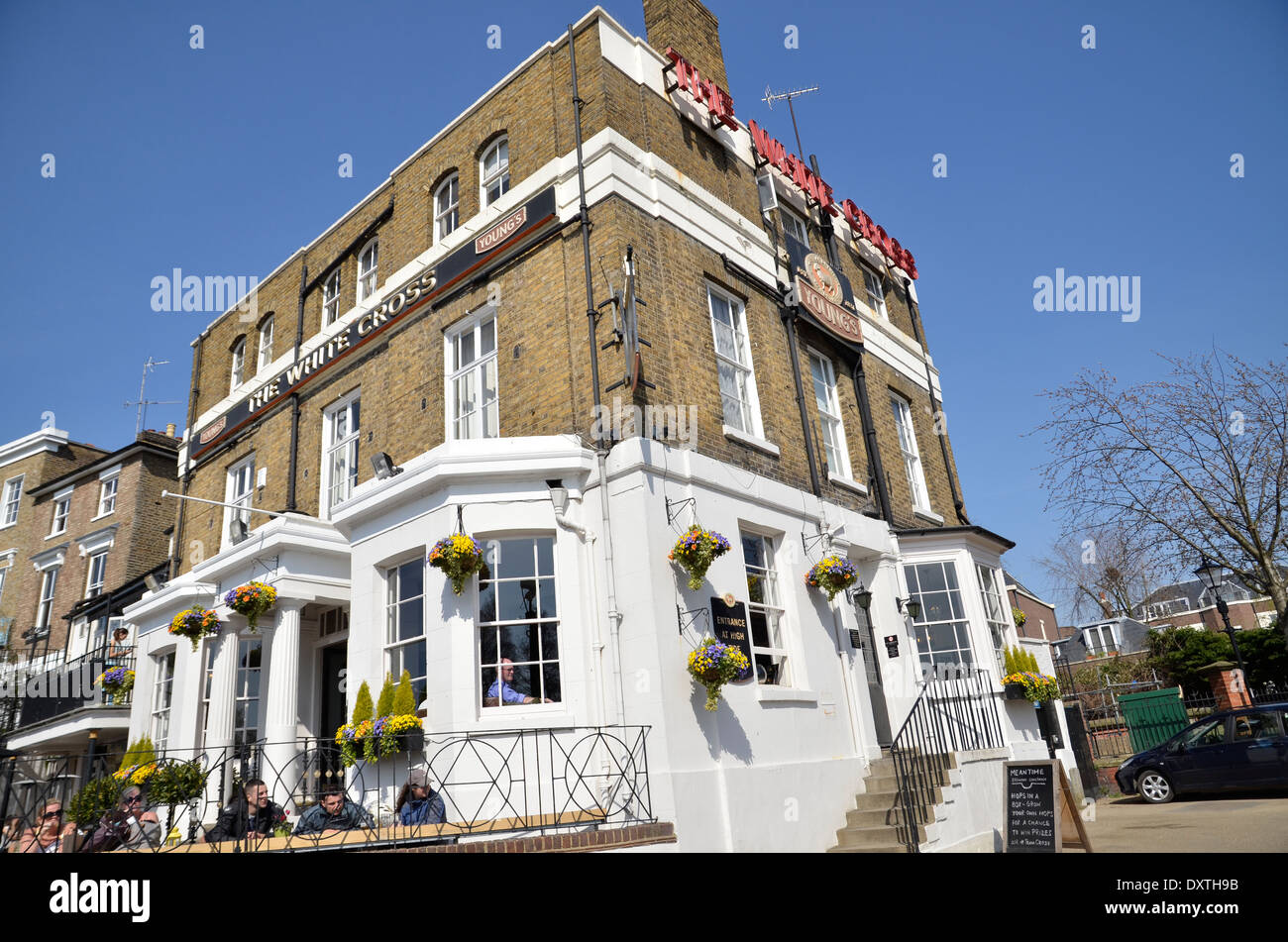 English riverside pub hi-res stock photography and images - Alamy