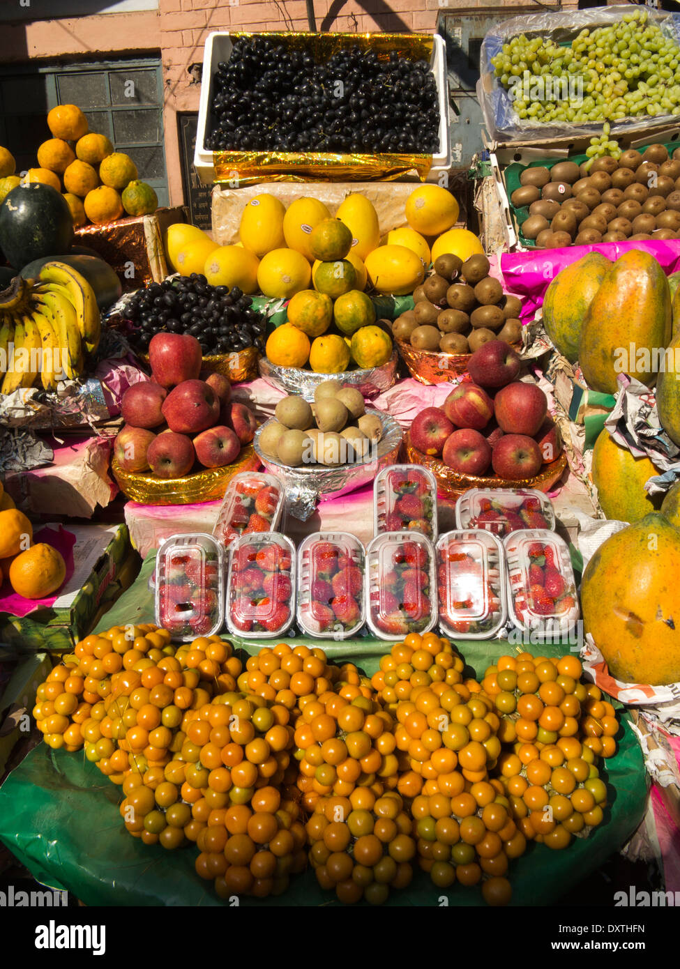 India, Punjab, Amritsar, bazaar, attractive display of fresh fruit on ...