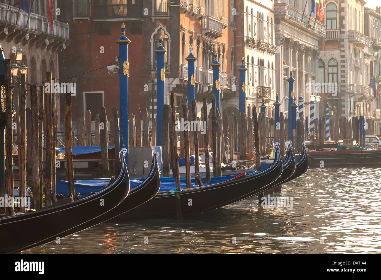 Boats gondolas hi-res stock photography and images - Alamy