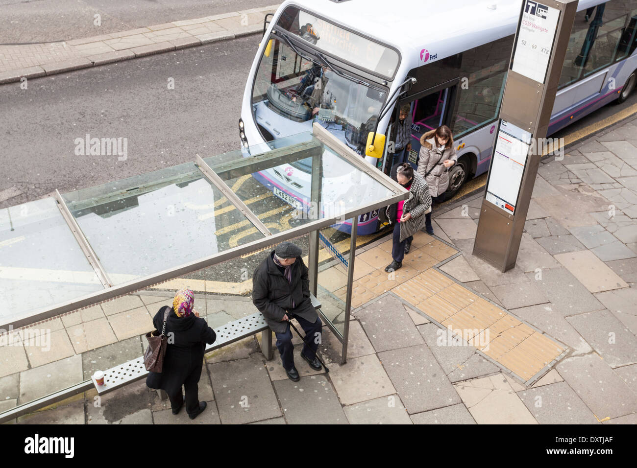 Bus stop people hi-res stock photography and images - Alamy