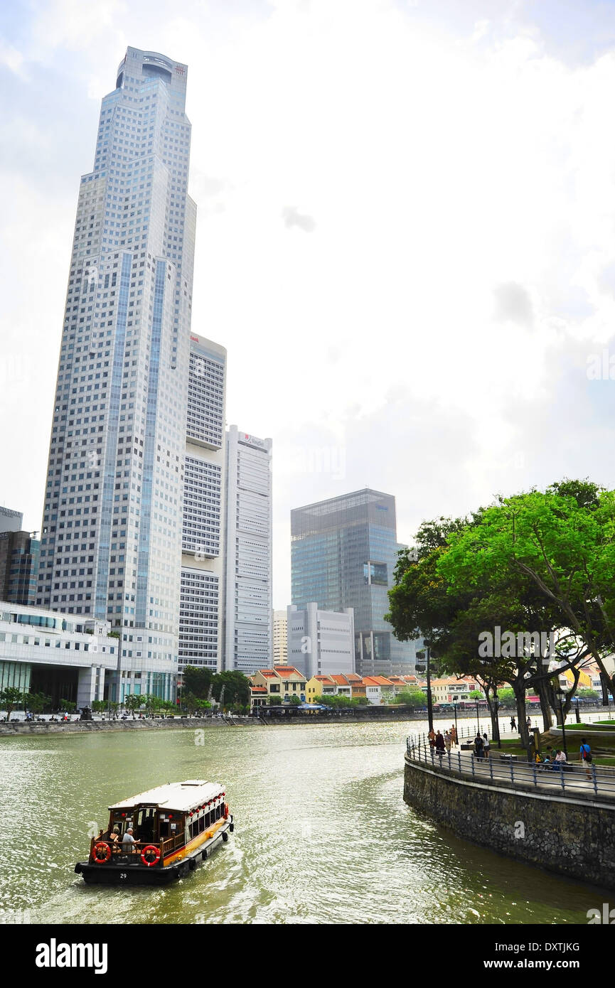 Singapore boat on building hi-res stock photography and images - Alamy