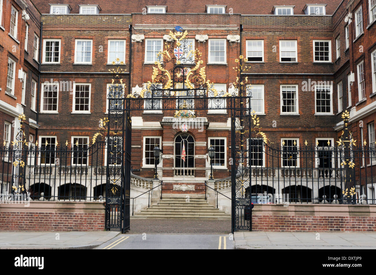 Wrought iron gates college hi-res stock photography and images - Alamy