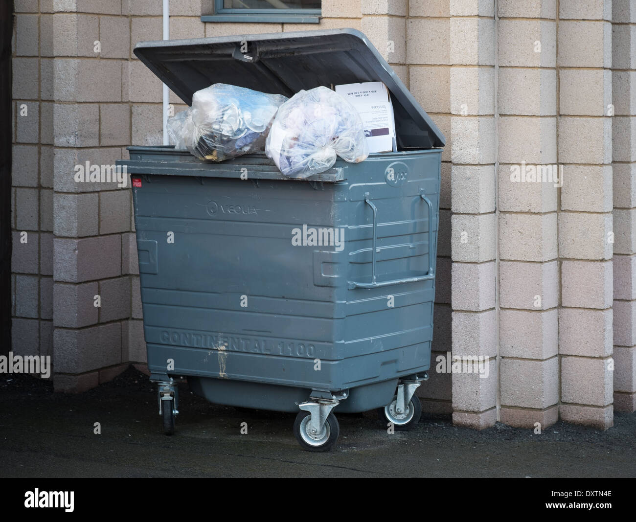 Overflowing wheelie bin Stock Photo - Alamy