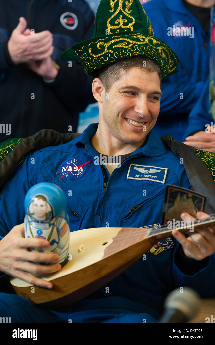 Expedition 38 crew, including Mike Hopkins, successfully landed at ...