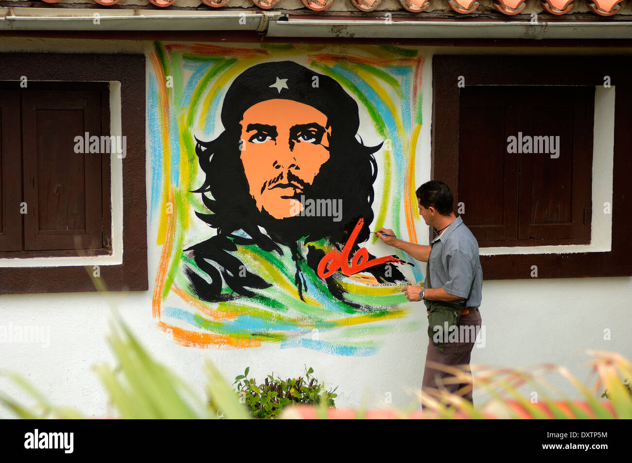 Portrait artist painting a wall mural of Che Guevara, Cuba Stock Photo ...