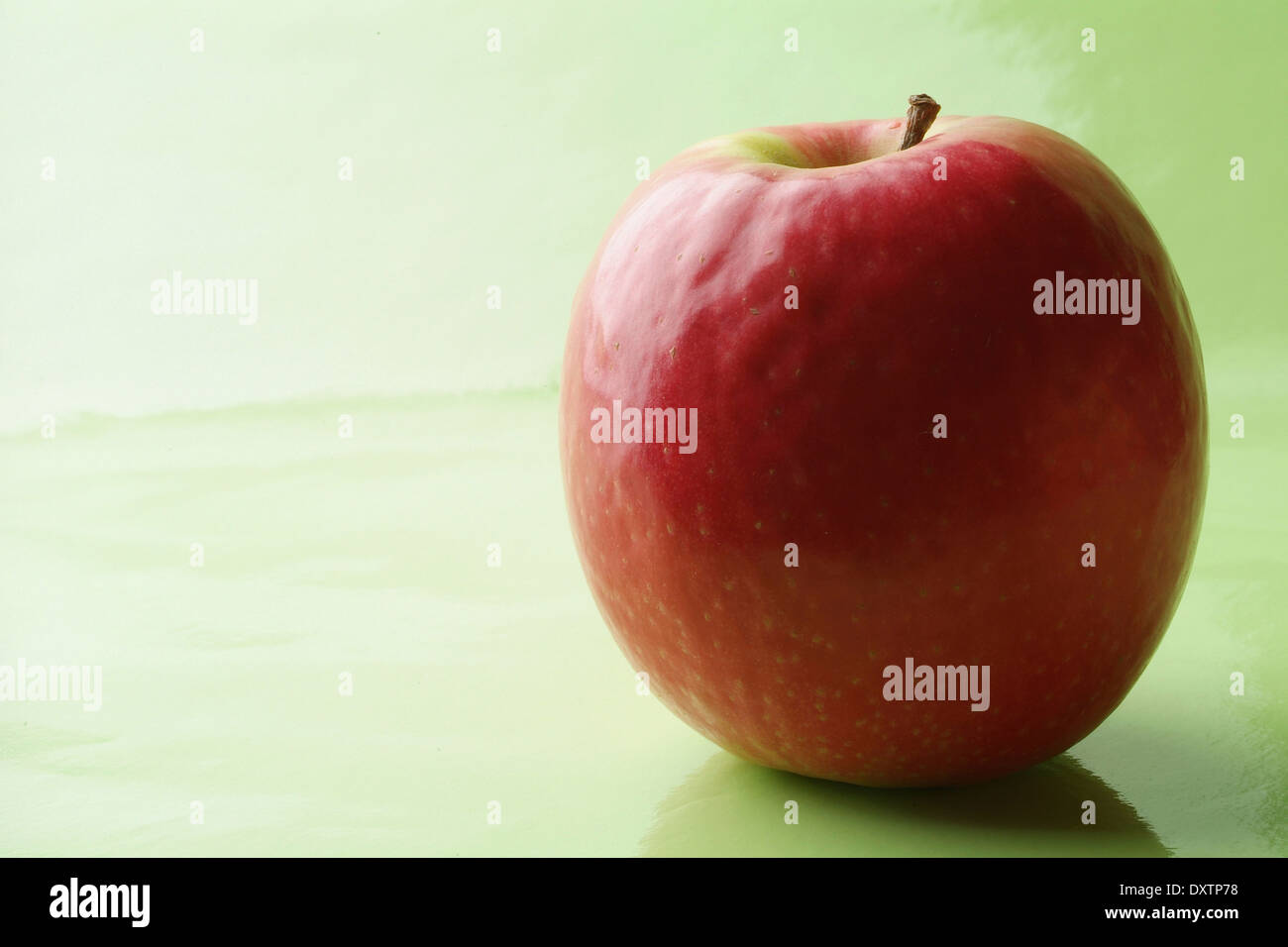 One red apple Stock Photo - Alamy