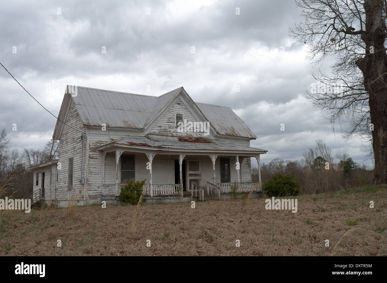 Spooky looking old abandon house Stock Photo - Alamy