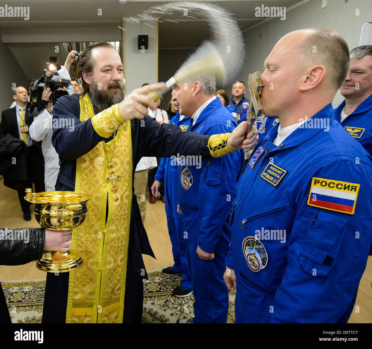 Expedition 39 crew members, including Alexander Skvortsov, Oleg ...