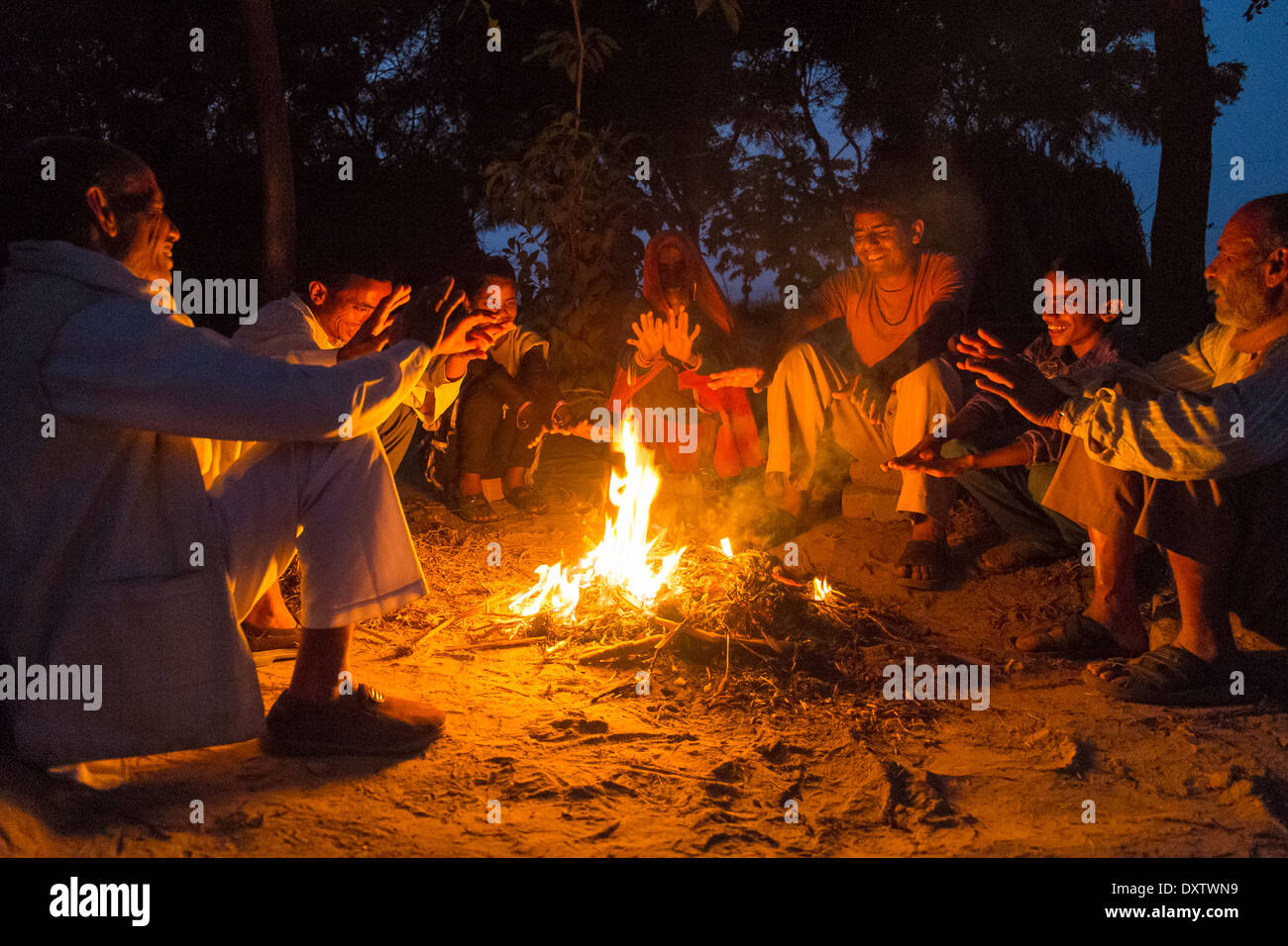 Family sitting around fire hi-res stock photography and images - Alamy