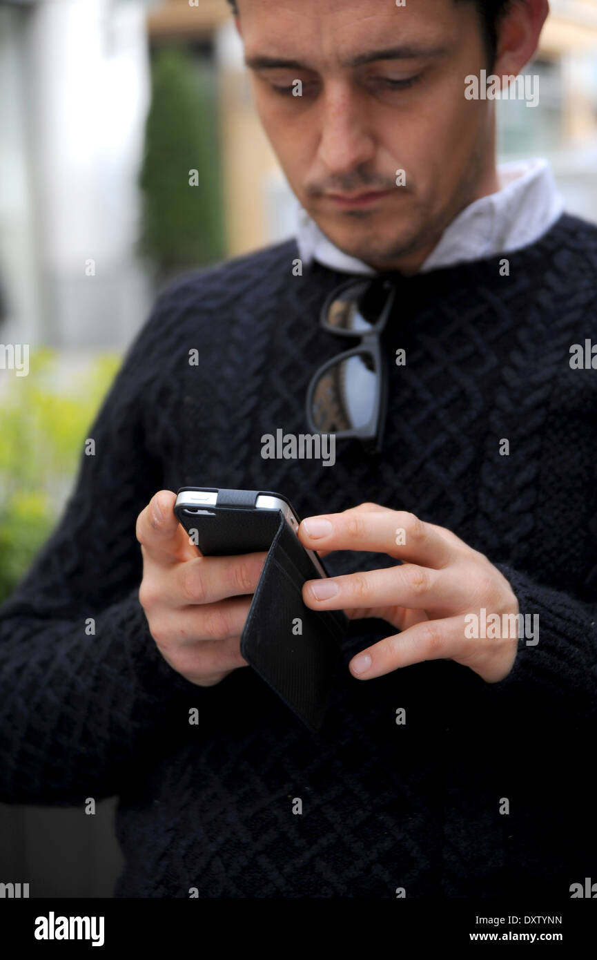 Usage of mobile phones hi-res stock photography and images - Alamy