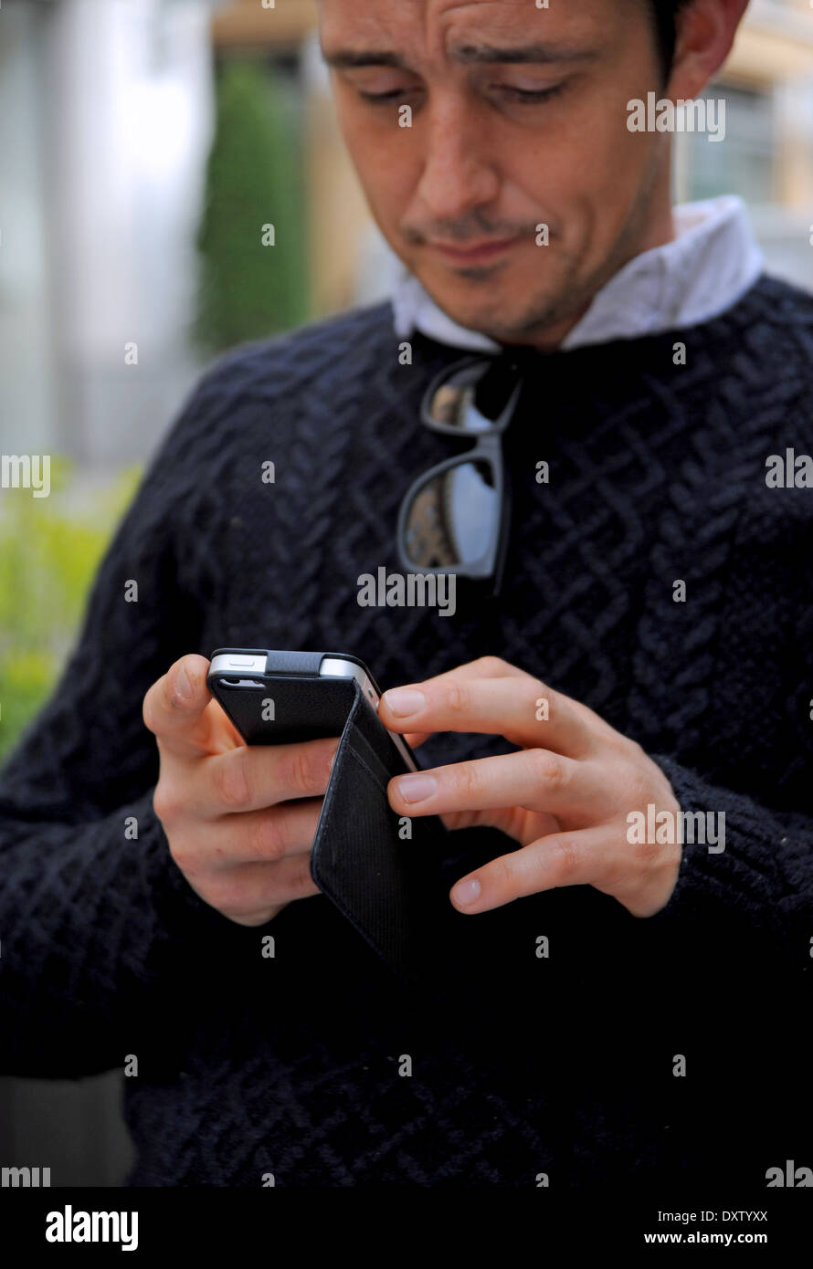 Man sending text message hi-res stock photography and images - Alamy