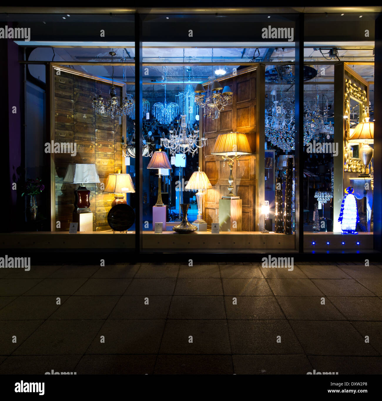 Dark shop front hi-res stock photography and images - Alamy