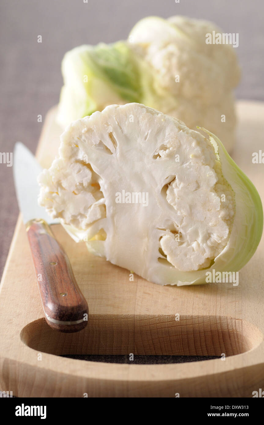 Cutting a cauliflower Stock Photo - Alamy