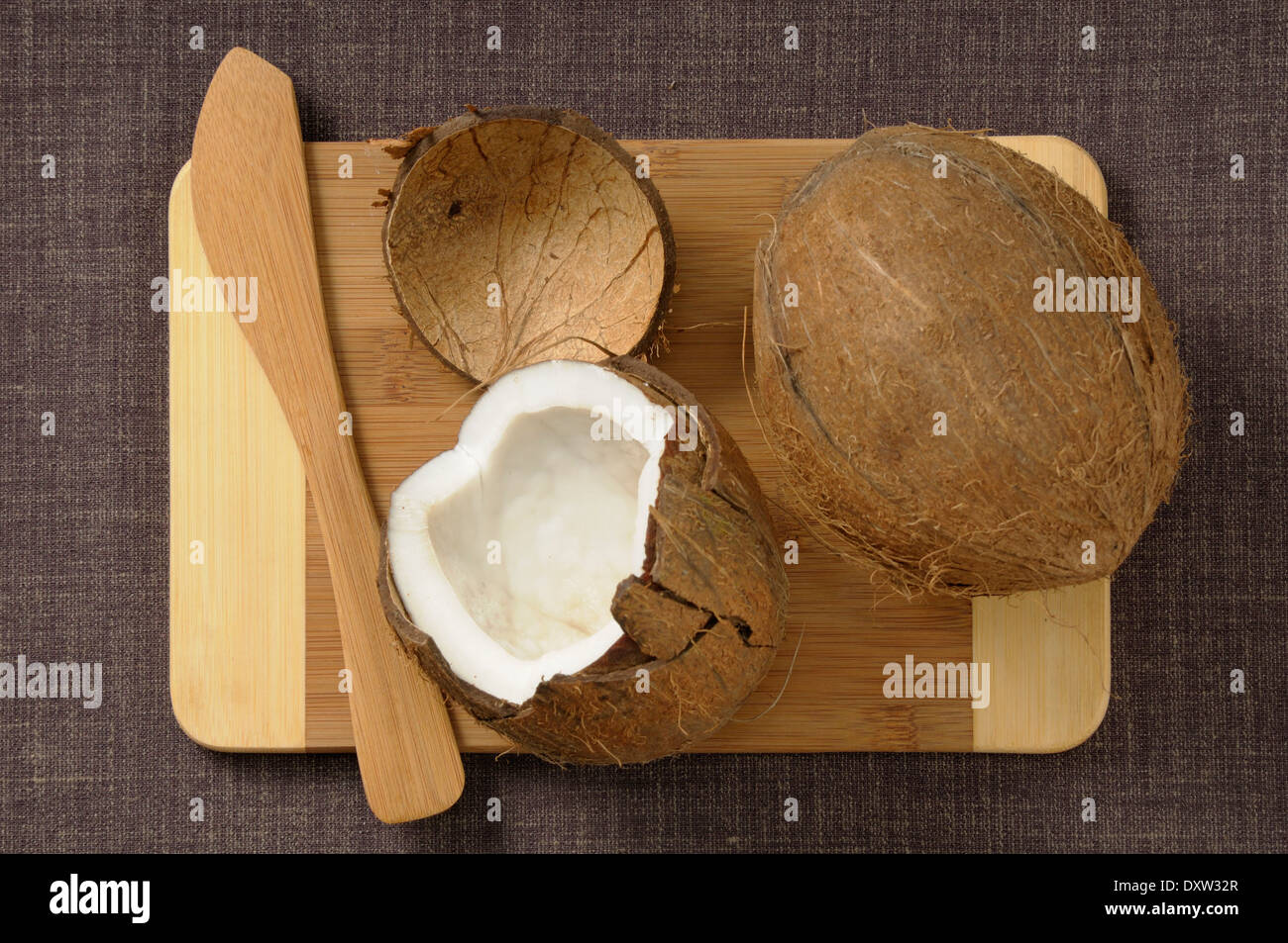 Coconut opening hi-res stock photography and images - Alamy