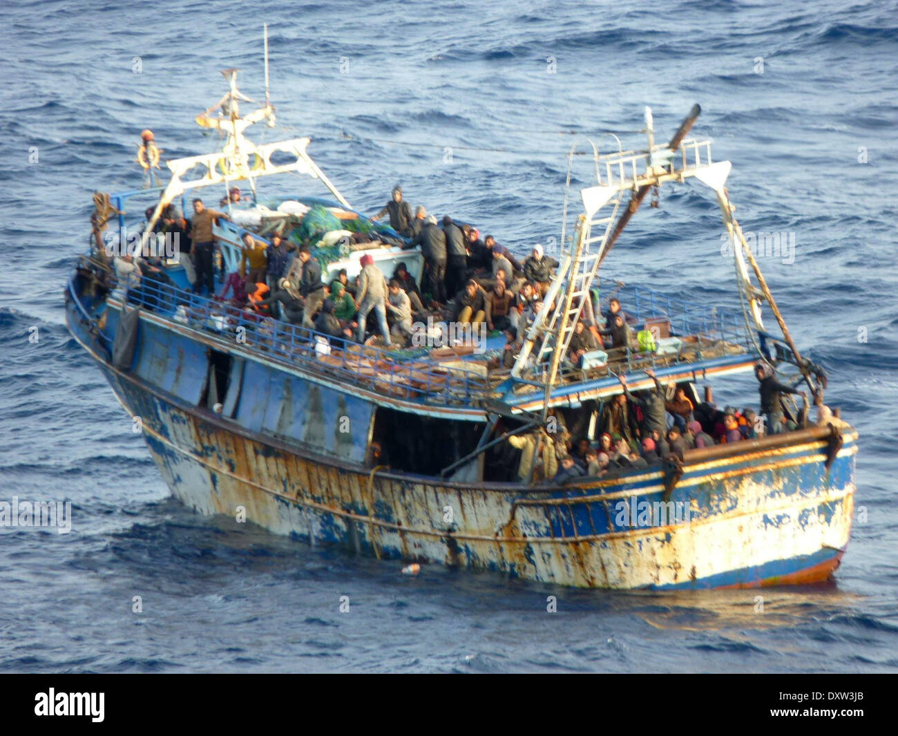 Immigrants boat crowd hi-res stock photography and images - Alamy