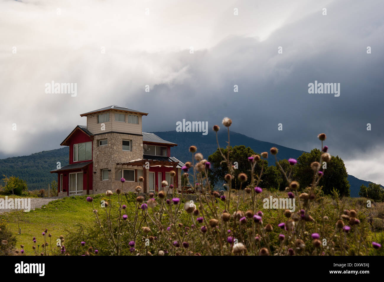 Casita de montaña- Lago Lolog - San Martín de los Andes Stock Photo - Alamy