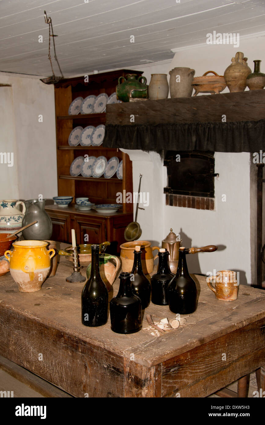 1700s kitchen hi-res stock photography and images - Alamy