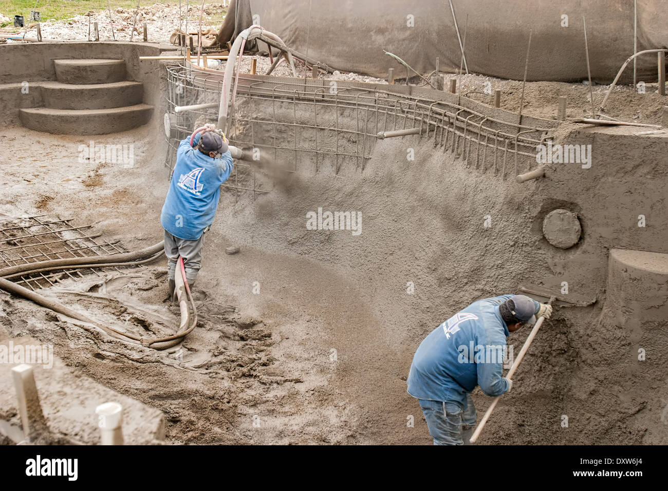 Pool construction workers dig hole hi-res stock photography and images ...