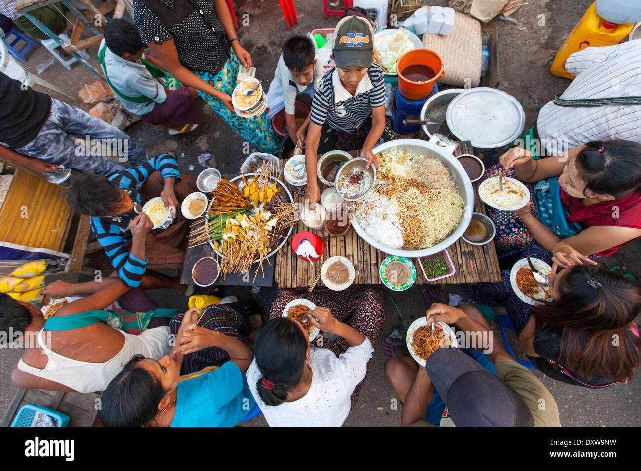 Myanmar burma rangoon people eating hi-res stock photography and images ...