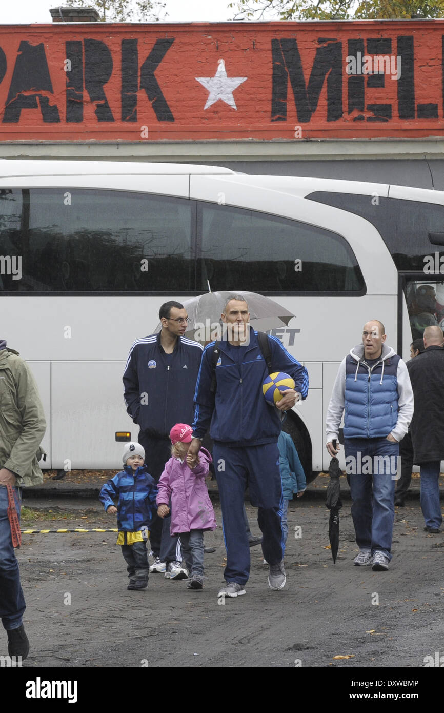 Dirk Nowitzki signing autographs for kids before he trains for the game ...