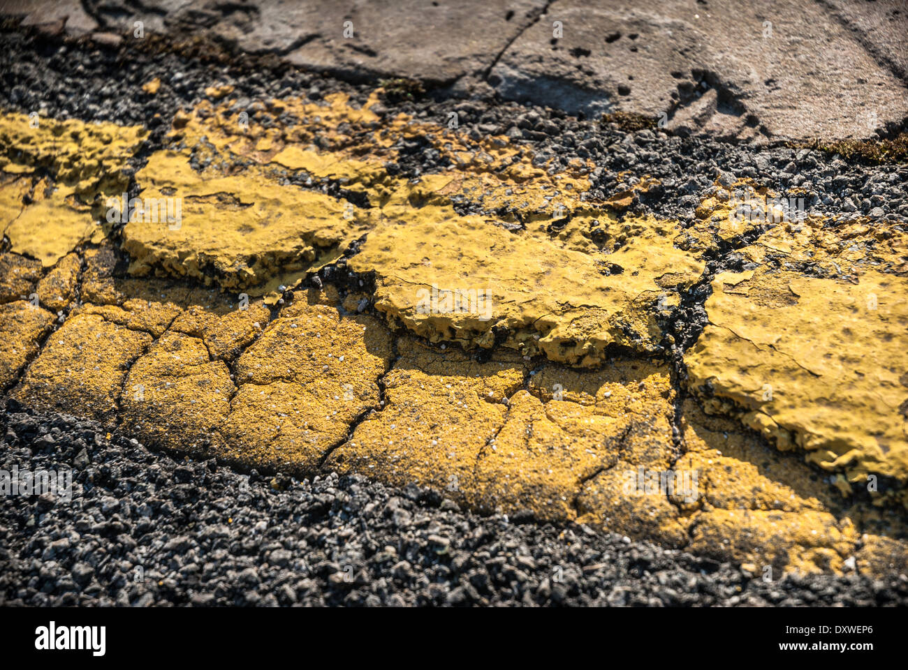 Broken yellow line hi-res stock photography and images - Alamy