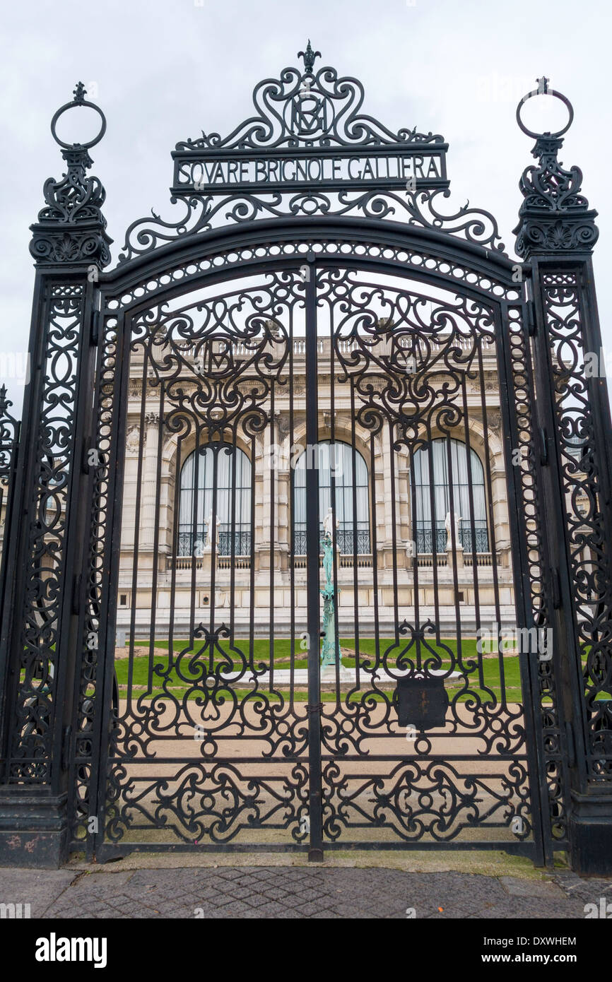 Paris gates hi-res stock photography and images - Alamy