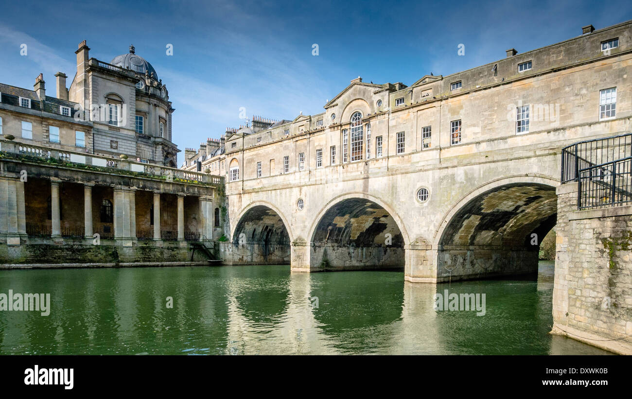 View of the historic Pulteney Bridge over the river Avon in the ...