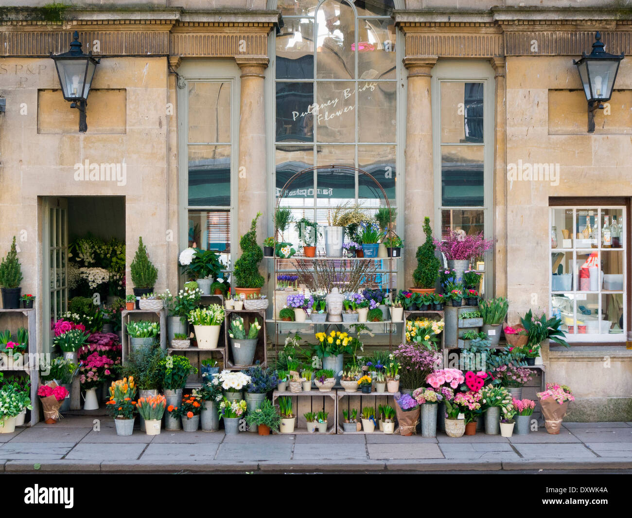View of a traditional flower shop on Pulteney Bridge in the beautiful ...