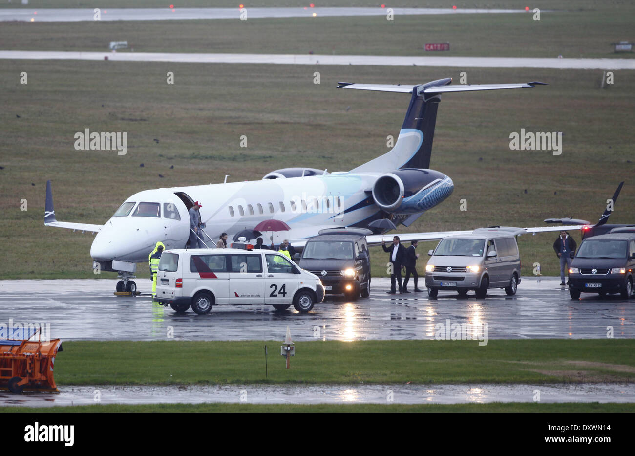 Robbie Wiliams arriving on a private jet at Bremen airport for German ...