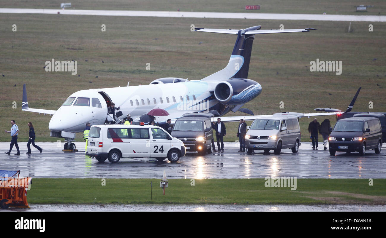 Robbie Wiliams arriving on a private jet at Bremen airport for German ...