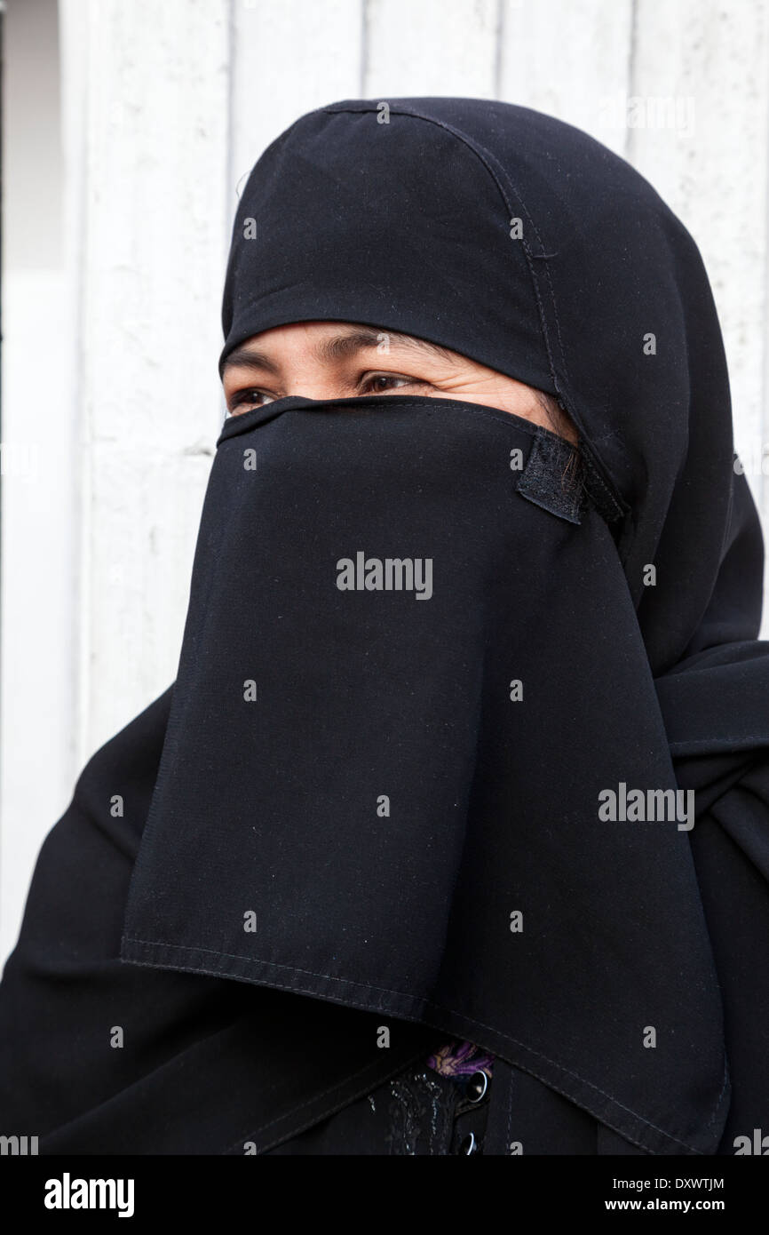Muslim veil woman hi-res stock photography and images - Alamy