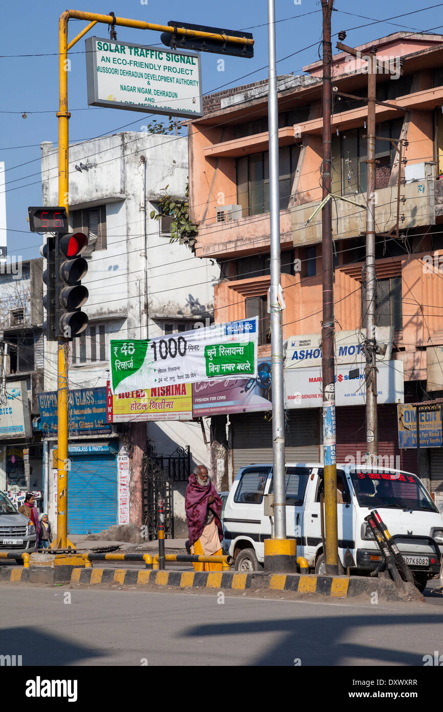India, Dehradun. Solar-powered Traffic Light Stock Photo - Alamy