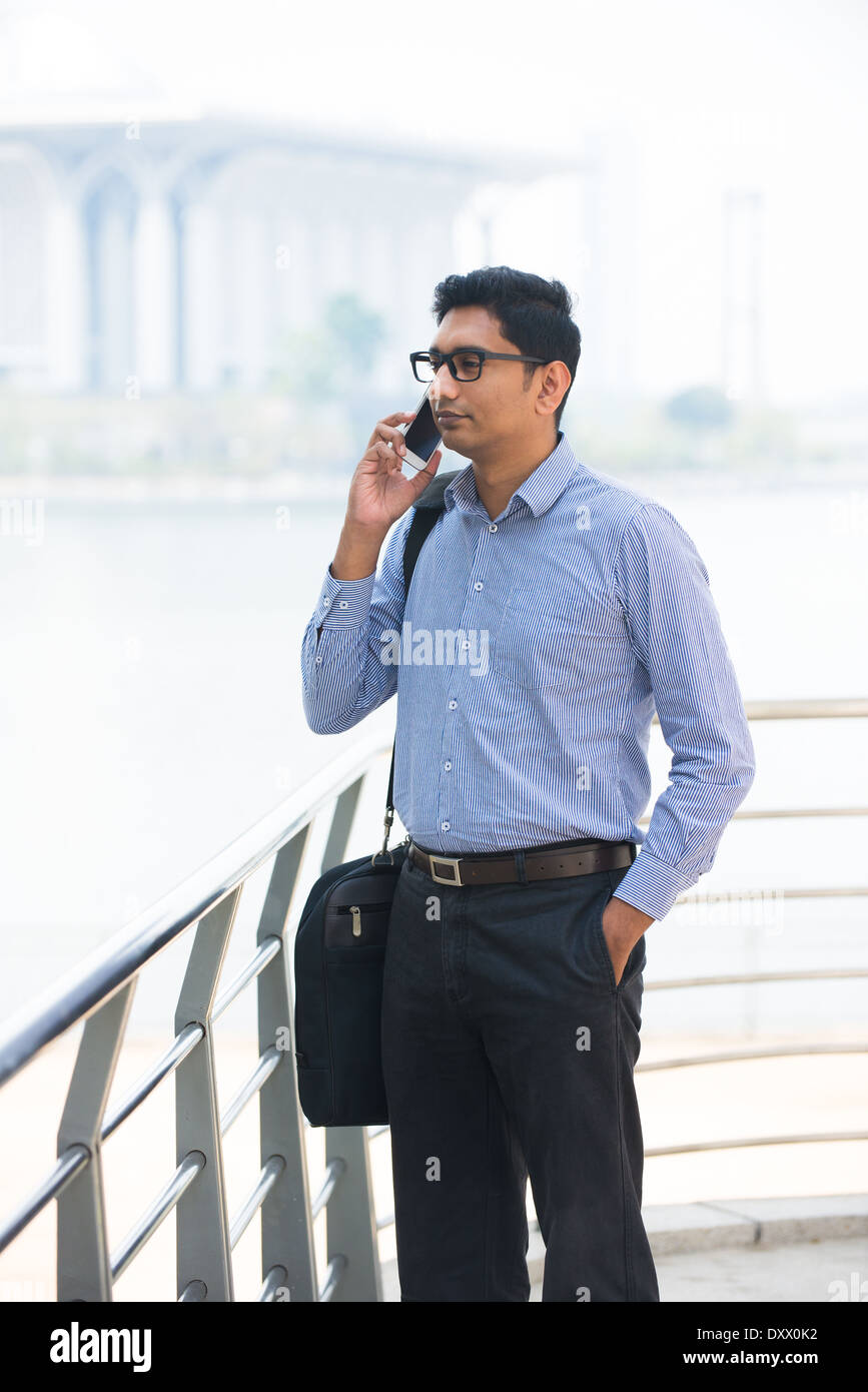 Indian guy on phone hi-res stock photography and images - Alamy