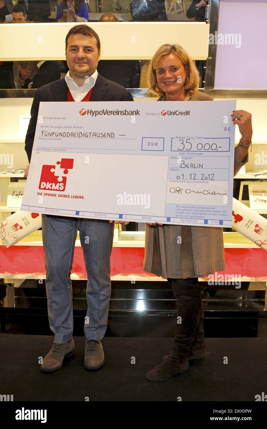 Claudia rutt kick off dkms puzzle hi-res stock photography and images ...