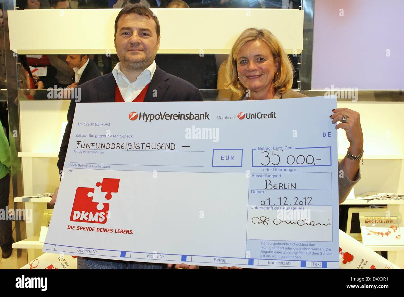 Claudia rutt kick off dkms puzzle hi-res stock photography and images ...
