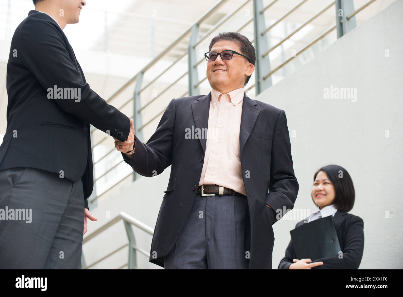 Asian shake handshake hi-res stock photography and images - Alamy