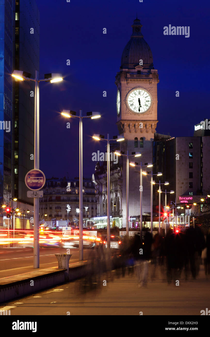 Rush hour train railway hi-res stock photography and images - Alamy