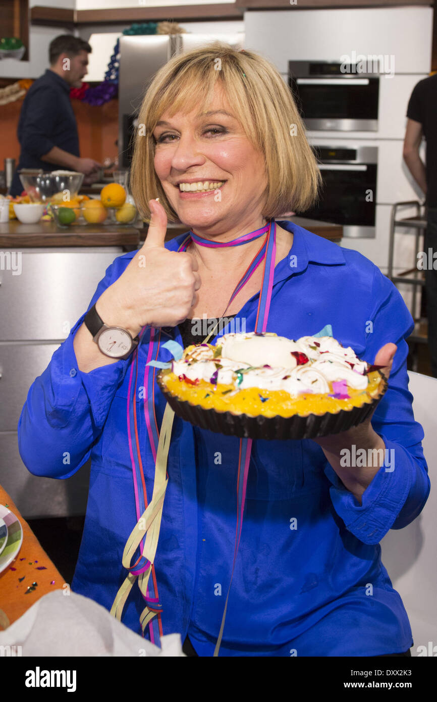 Mary Roos recording a carnival episode of German cooking show "Lafer ...