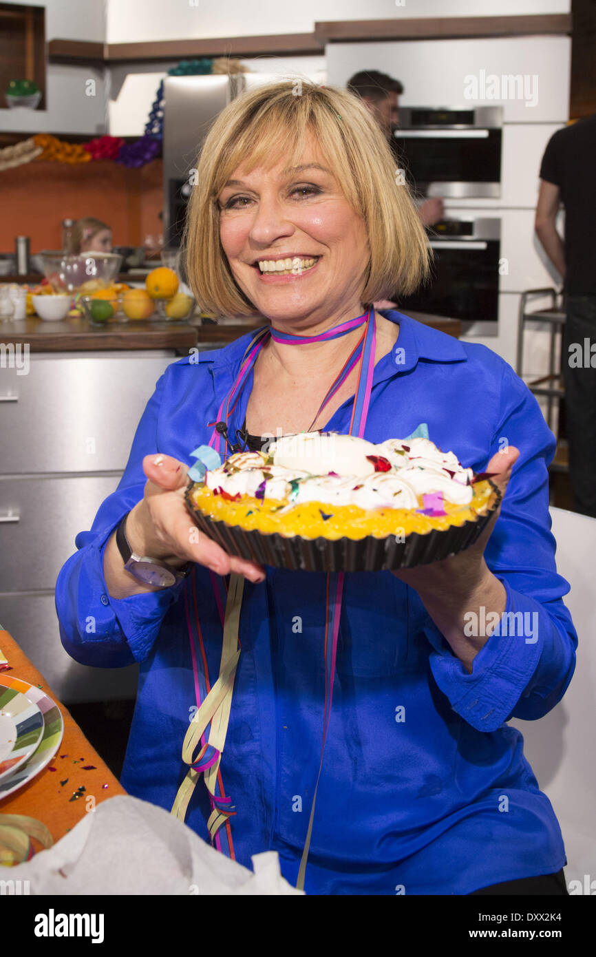 Mary Roos recording a carnival episode of German cooking show "Lafer ...