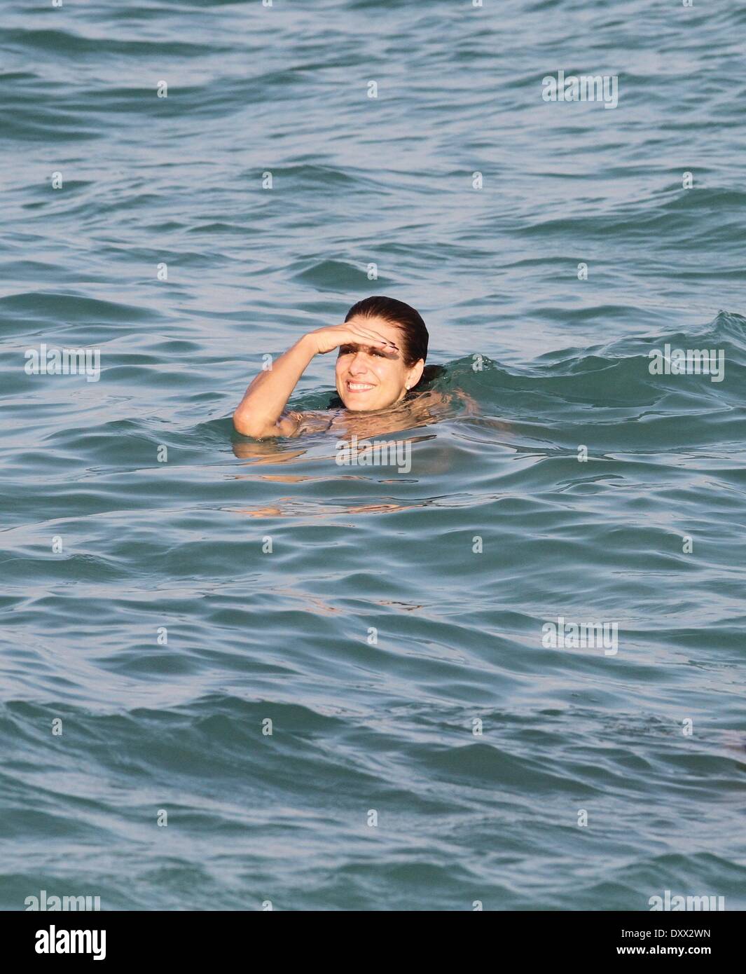 Kate Walsh shows off her bikini body as she spends the day on the beach ...